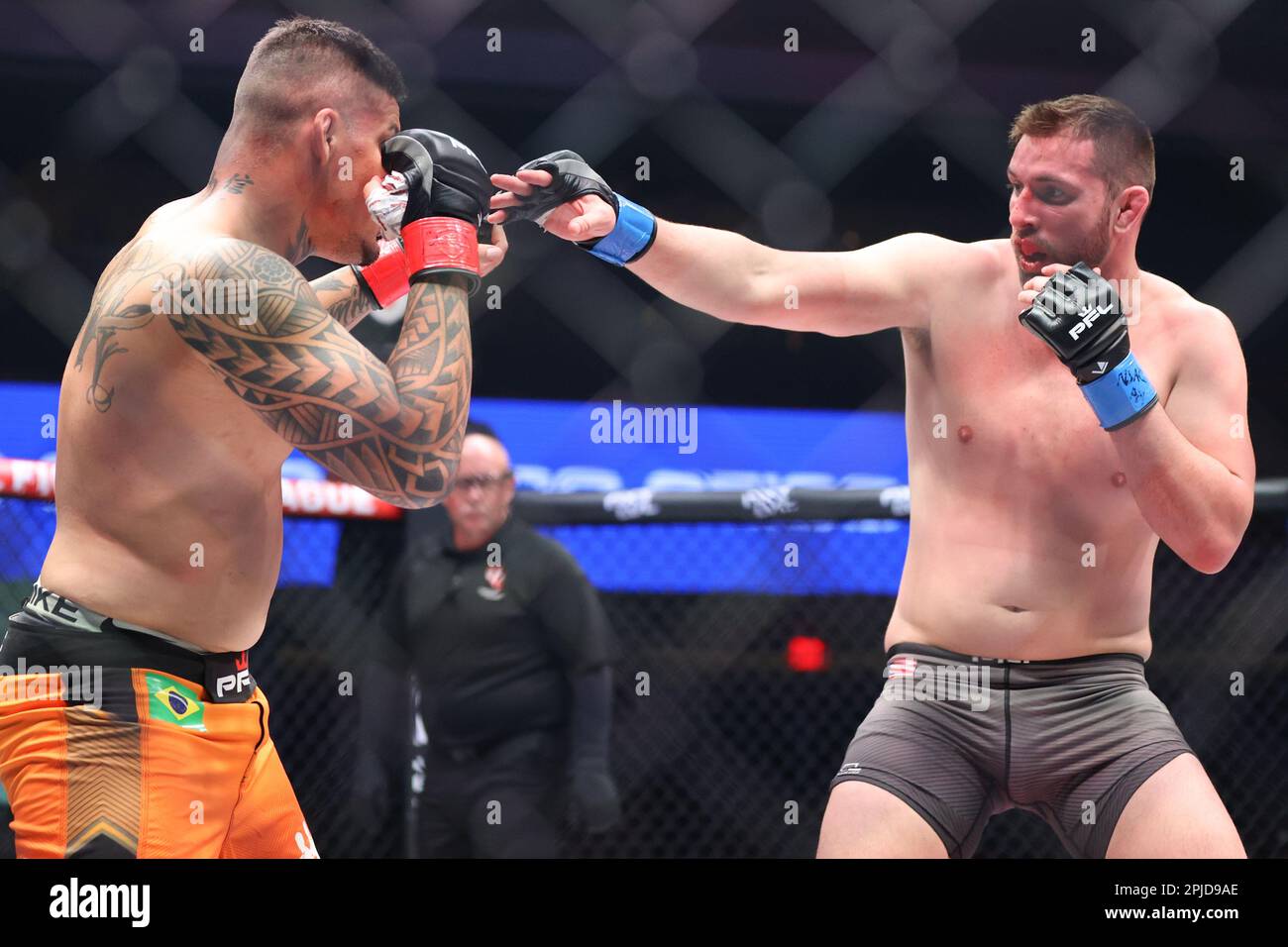 Las Vegas, NV, USA. 1st Apr, 2023. Light Heavyweight (R) Ty Flores ...