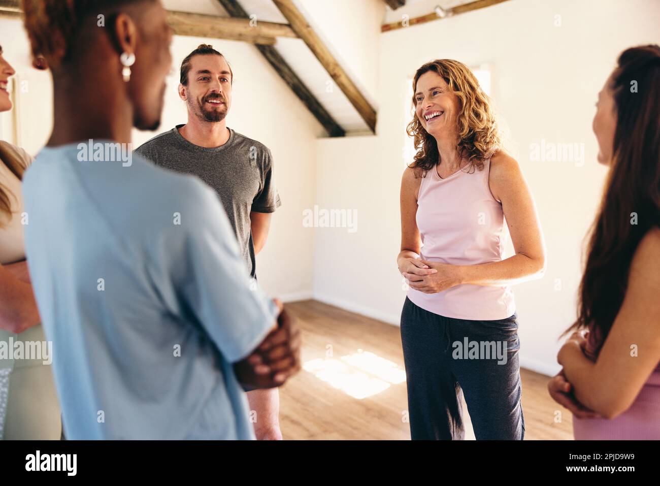 Group of people talking hi-res stock photography and images - Alamy
