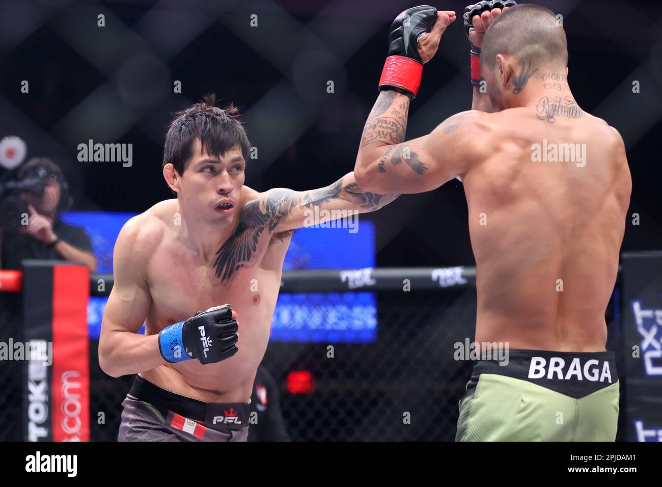 Las Vegas, NV, USA. 1st Apr, 2023. Featherweight (L) Jesus Pinedo ...