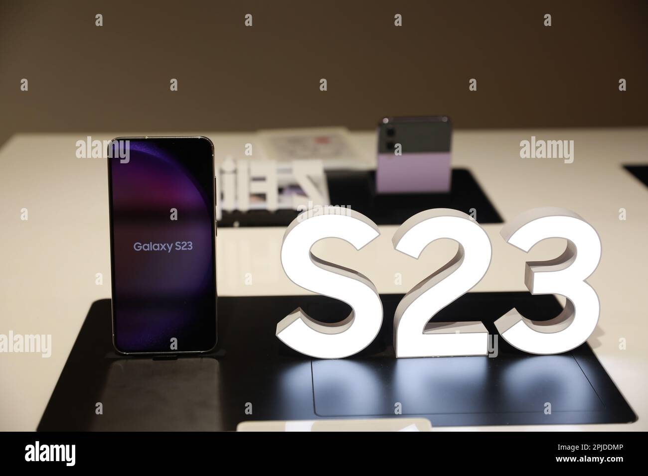 XI'AN, CHINA - MARCH 31, 2023 - Citizens experience Samsung's newly ...