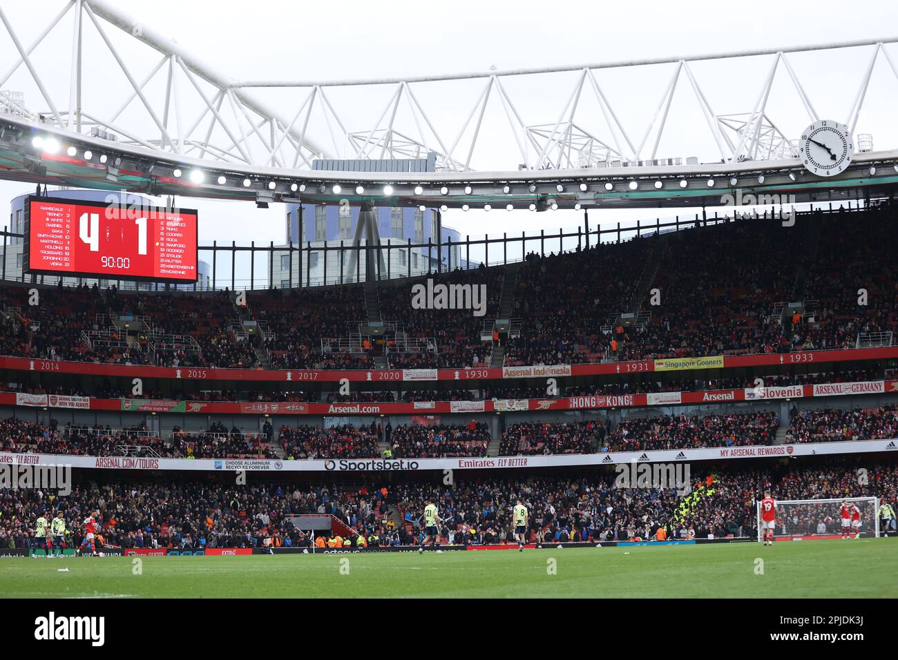 The emirates stadium scoreboard hi-res stock photography and images - Alamy