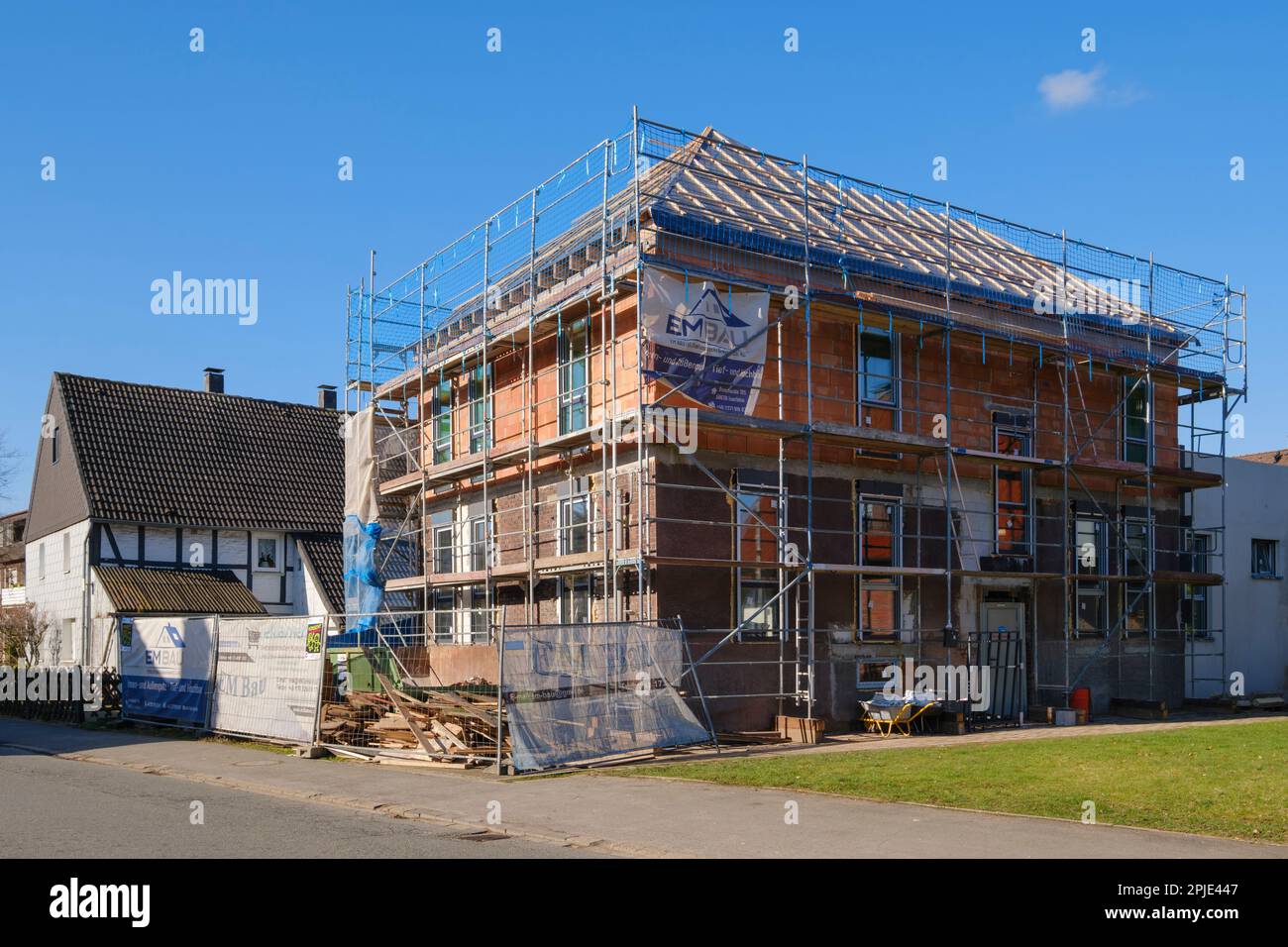 Scaffold building construction site hi-res stock photography and images ...