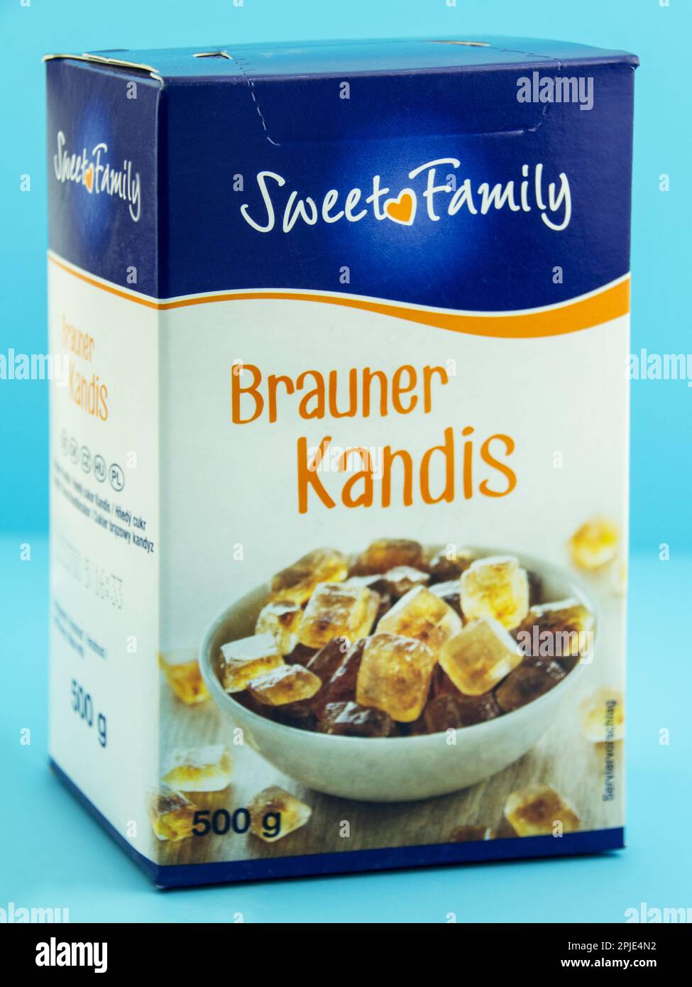 Brauner Kandis Sweet Family Würfelzucker close up Stock Photo - Alamy