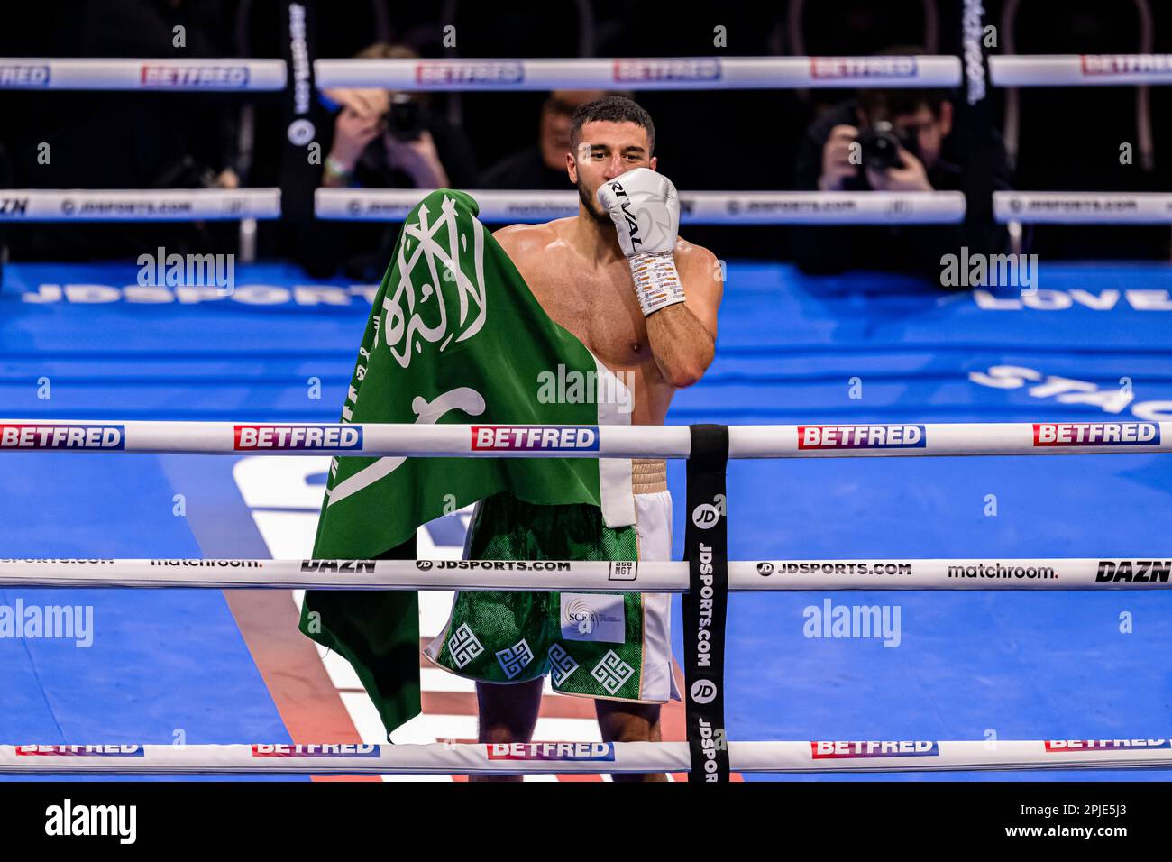 Heavyweight contest fight o2 arena hi-res stock photography and images ...