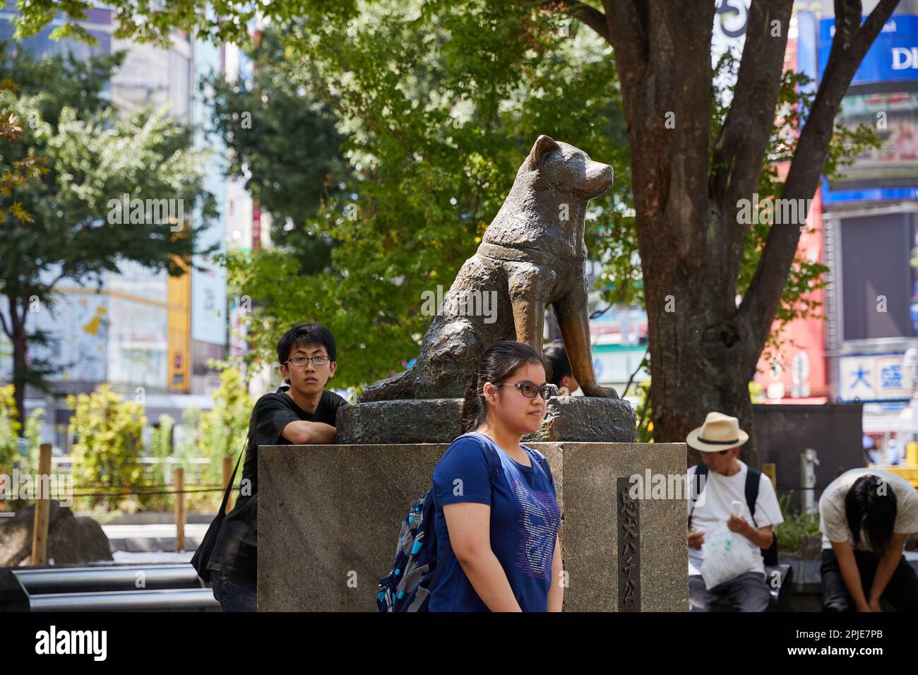 Tourists by the Hachiko statue; Shibuya, Tokyo, Japan Stock Photo - Alamy