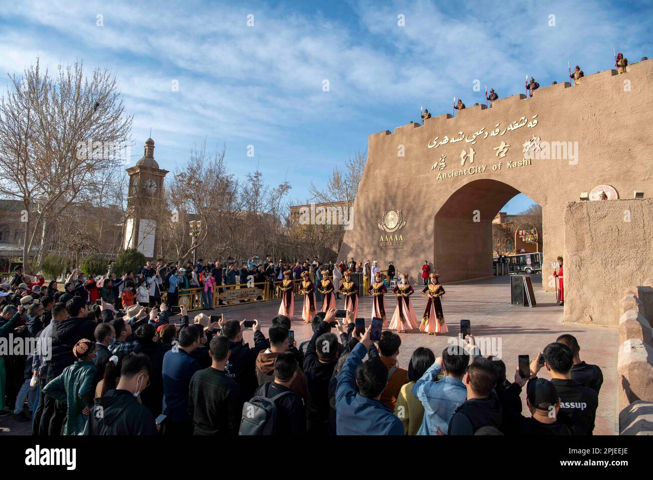 (230402) -- URUMQI, April 2, 2023 (Xinhua) -- Visitors watch ...