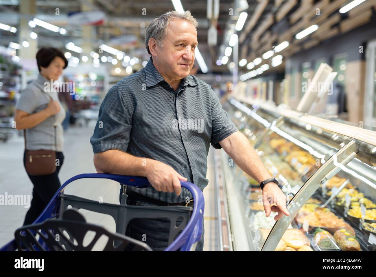 man chooses ready meals in culinary department Stock Photo - Alamy