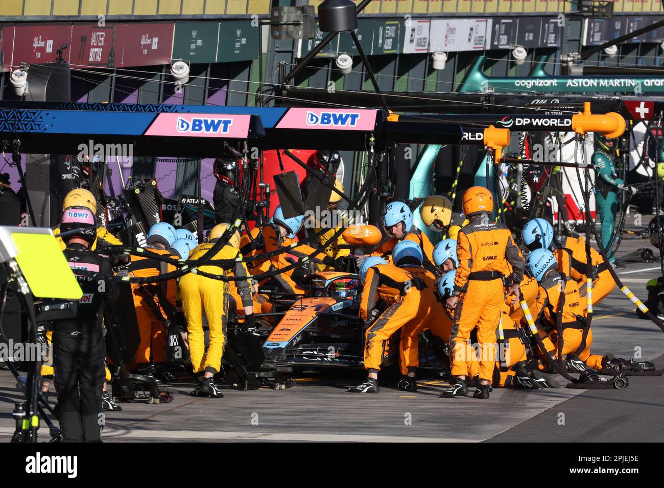81 PIASTRI Oscar (aus), McLaren F1 Team MCL60, action pitlane pitstop ...