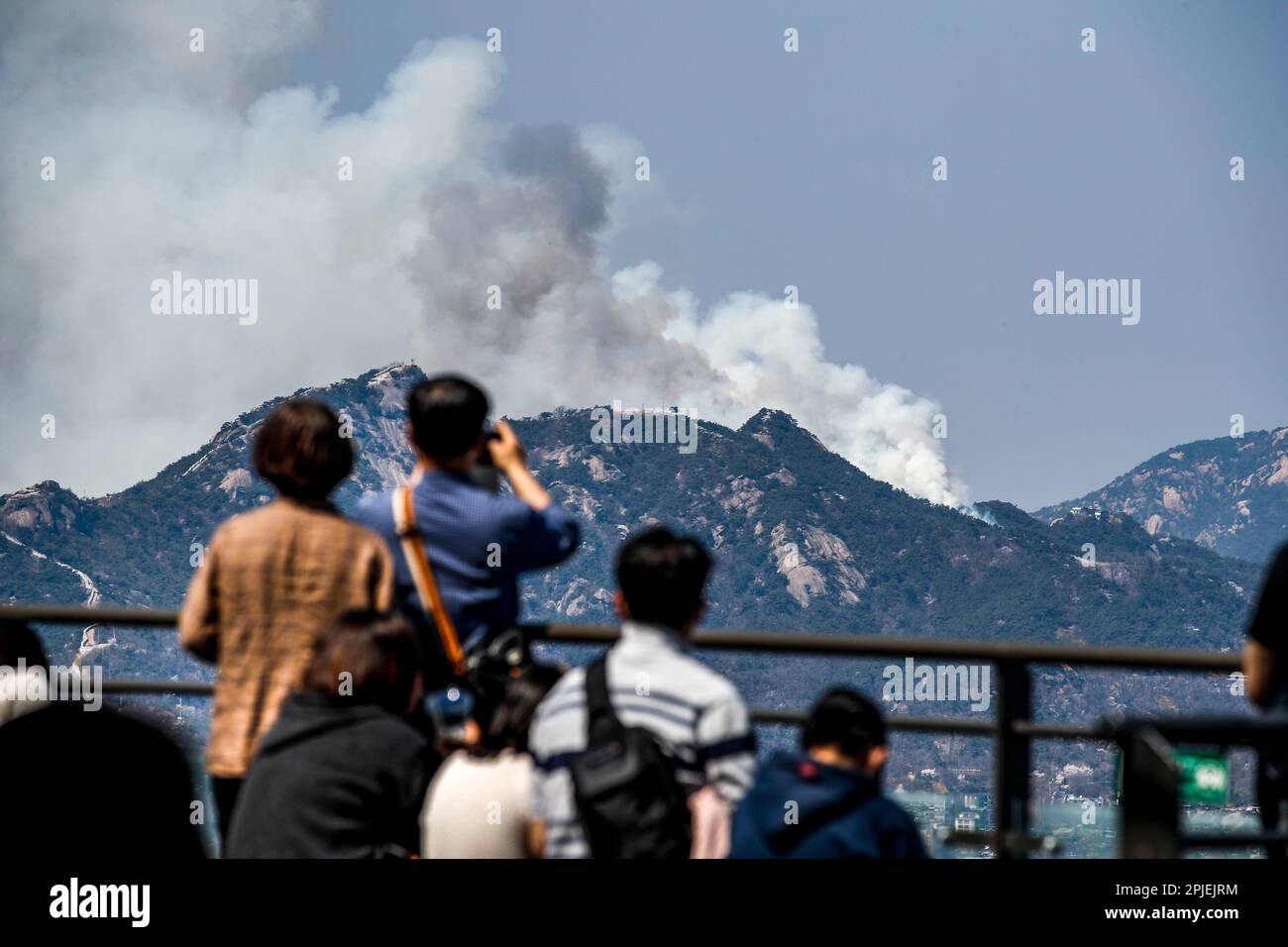 Seoul, South Korea. 02nd Apr, 2023. (230402) -- SEOUL, April 2, 2023 (Xinhua) -- People look out ...