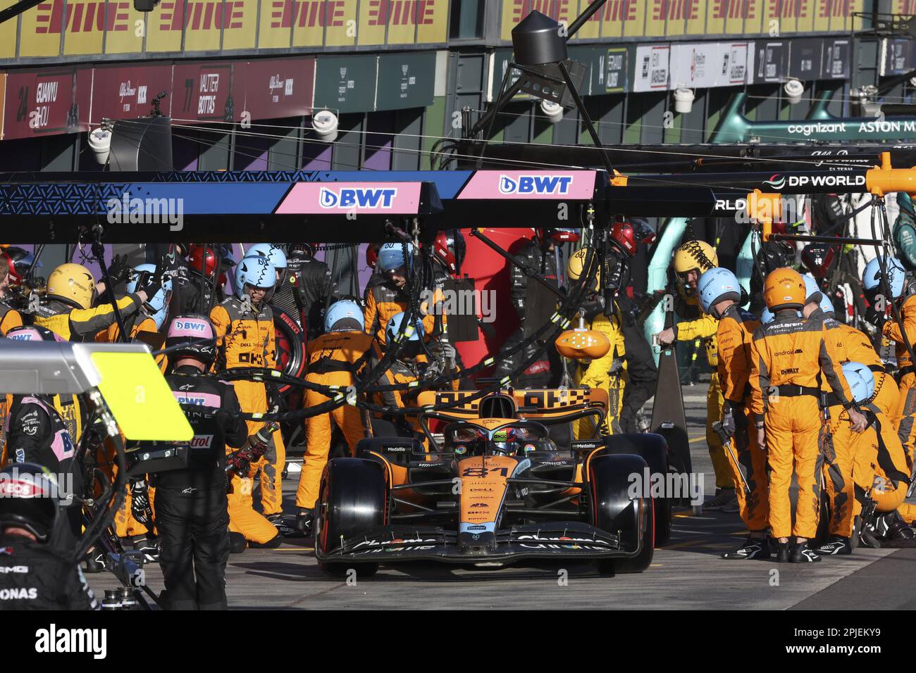 81 PIASTRI Oscar (aus), McLaren F1 Team MCL60, action pitlane pitstop ...