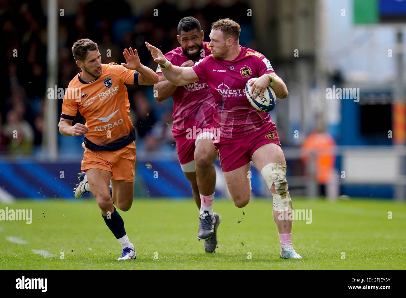 Exeter Chief’s Sam Simmonds gets away from Montpellier’s Vincent Rattez ...