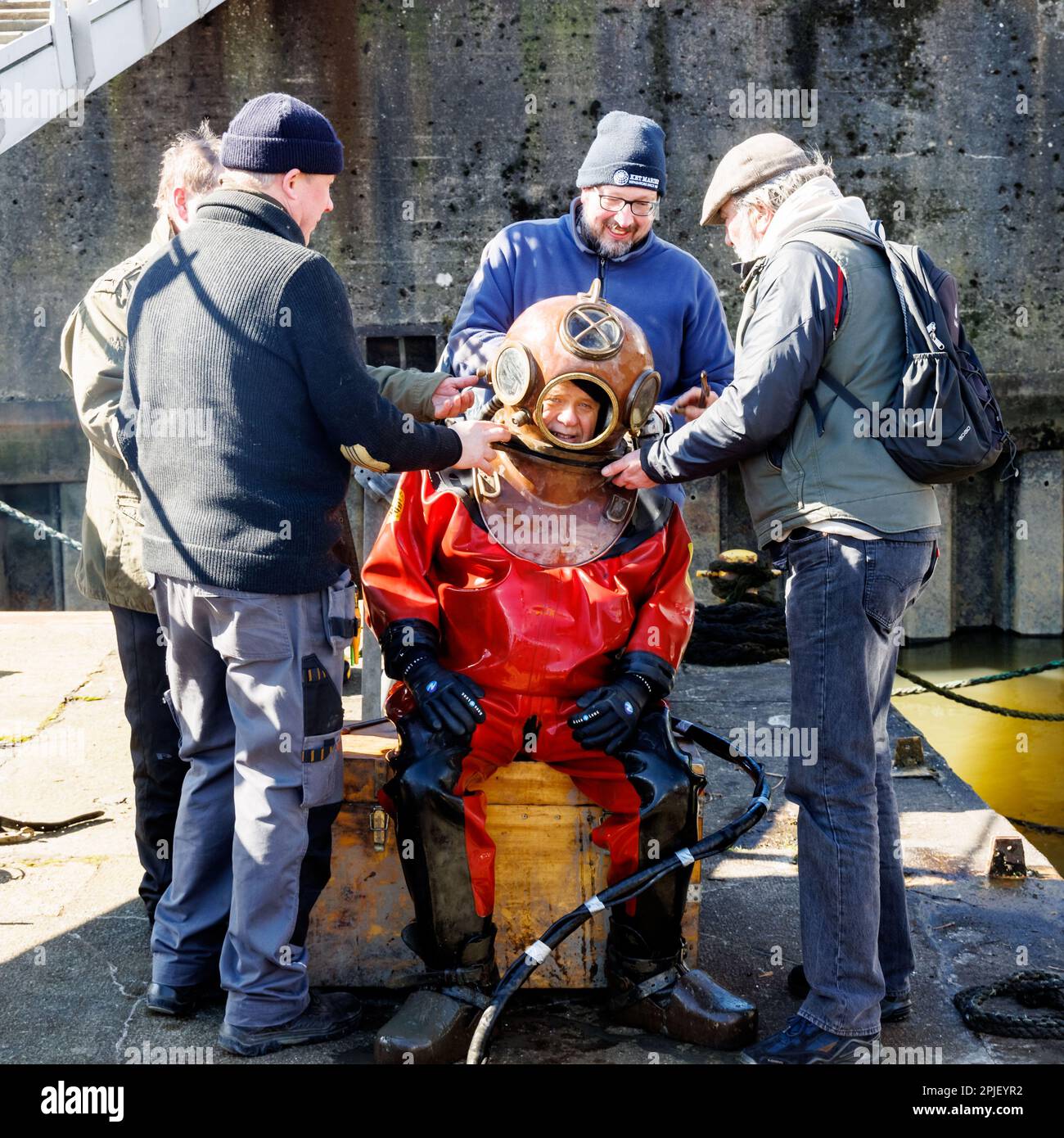 Hamburg, Germany. 02nd Apr, 2023. Five colleagues help museum diver ...