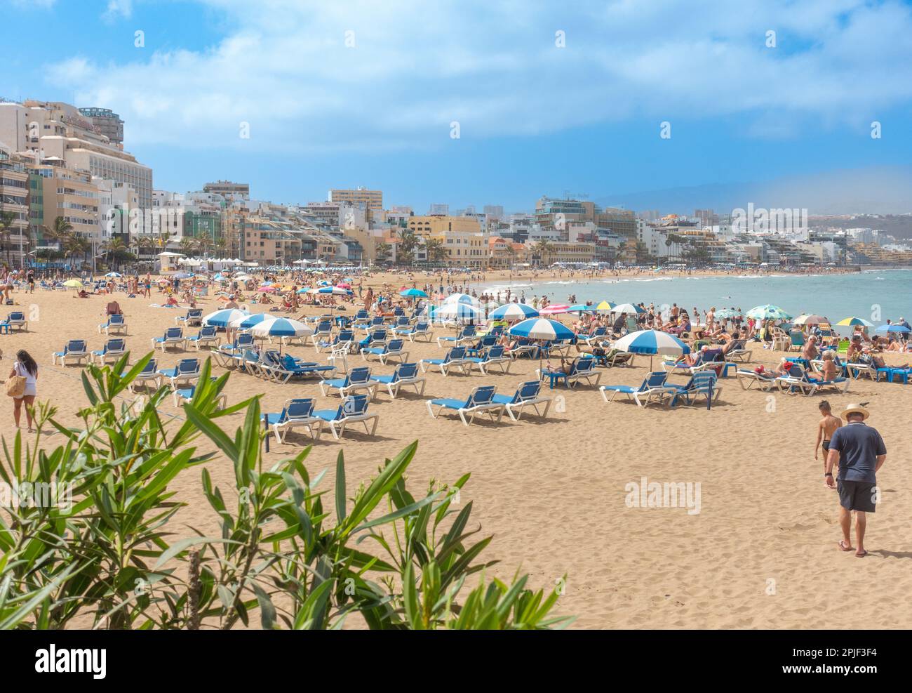 Las Palmas, Gran Canaria, Canary Islands, Spain. 2nd April 2023. Tourists (many from the UK) and ...