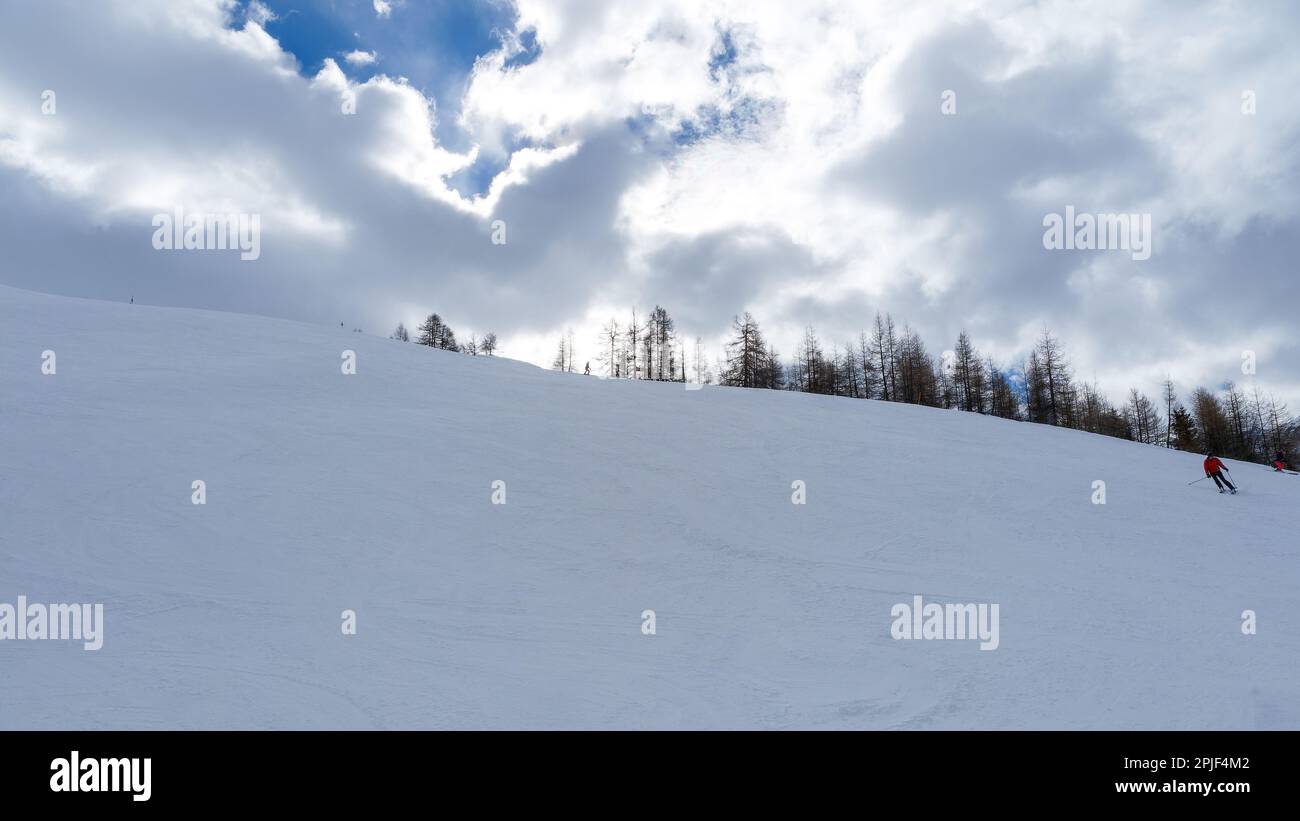 Grey sky snow view hi-res stock photography and images - Alamy