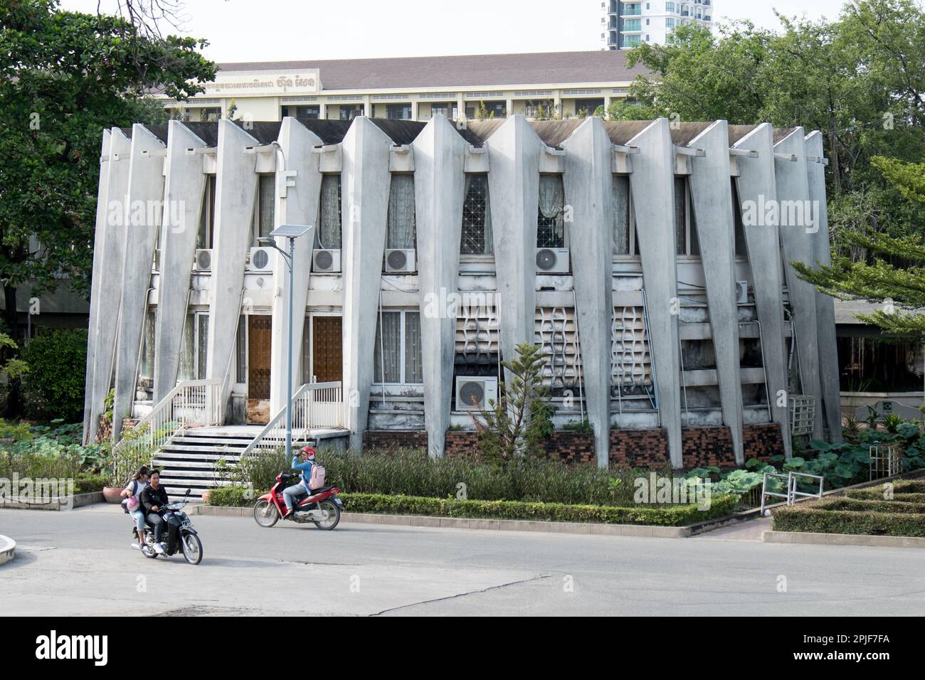 Library at the Institute of Foreign Languages of the Royal University ...