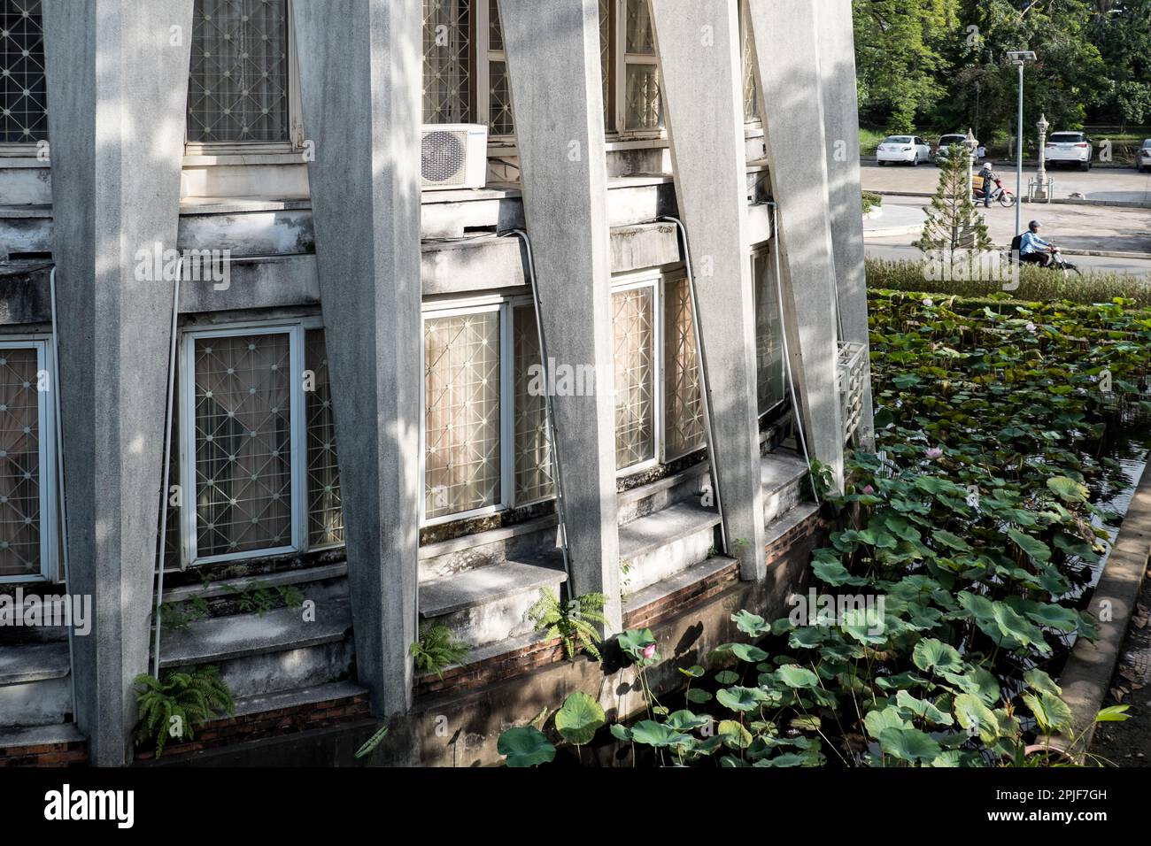 Library at the Institute of Foreign Languages of the Royal University ...