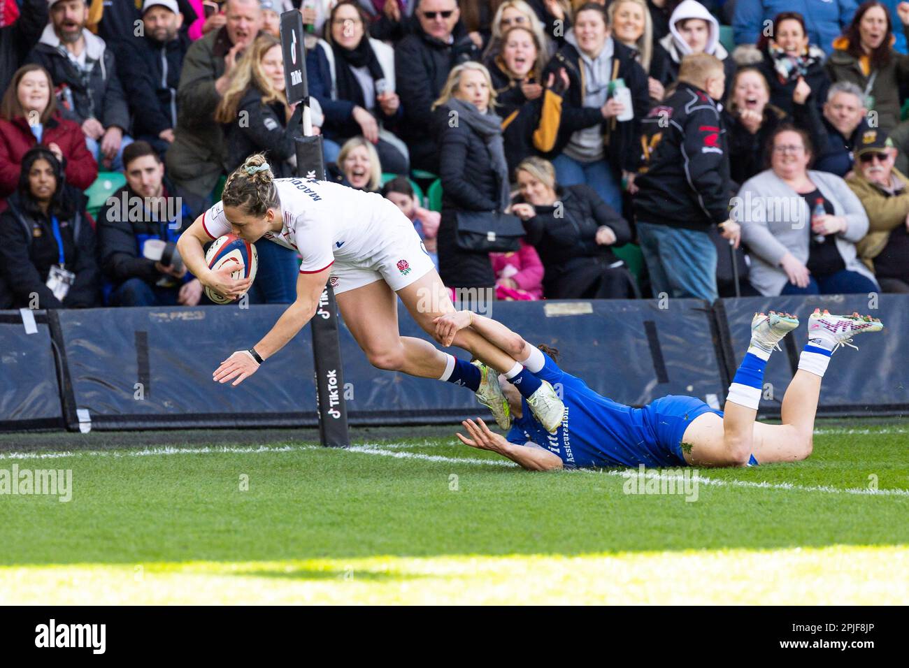 Claudia MacDonald of England Women scores a try during the TikTok Women ...