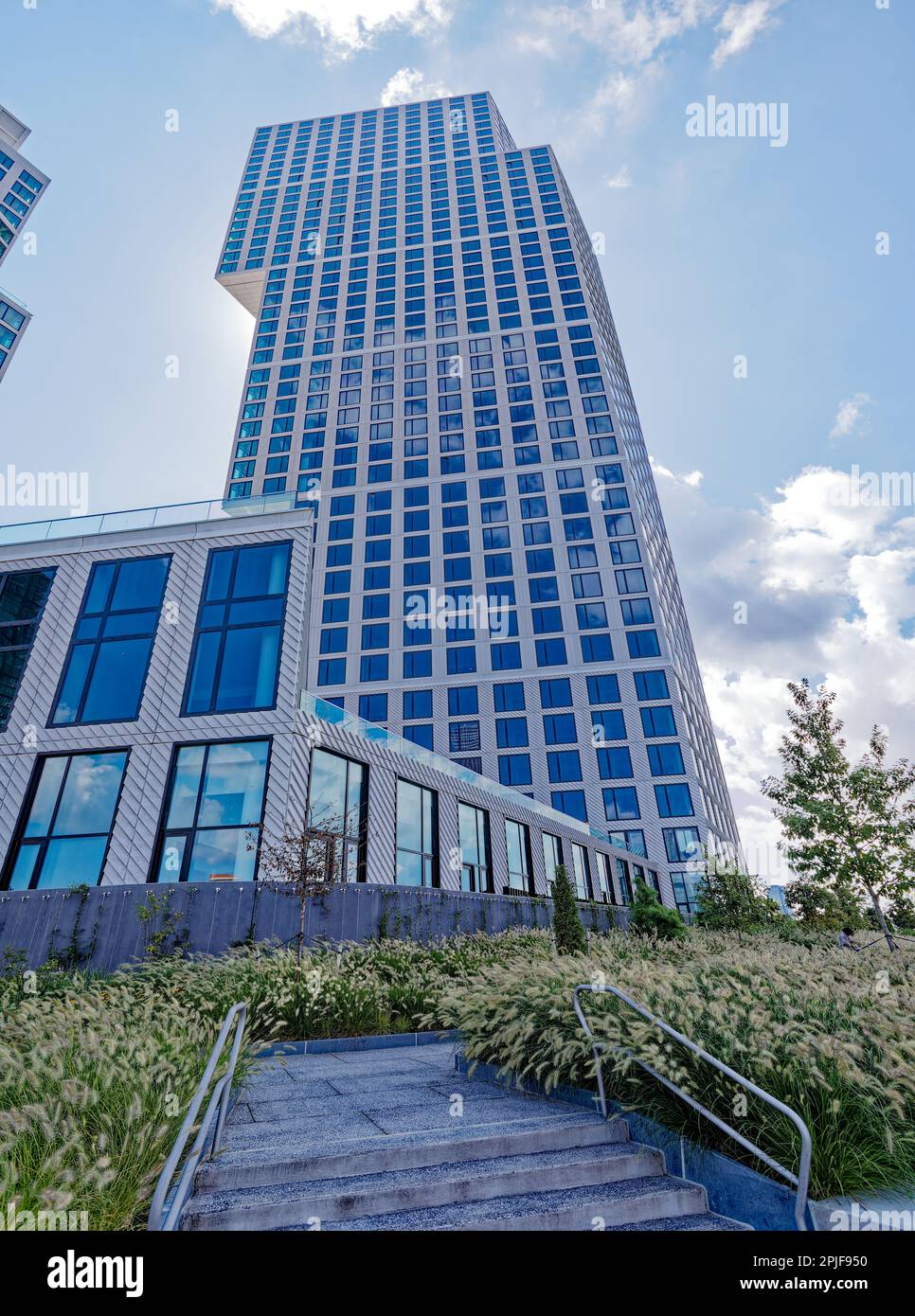 Eagle + West: Interlocking cantilevers and setbacks in white concrete ...