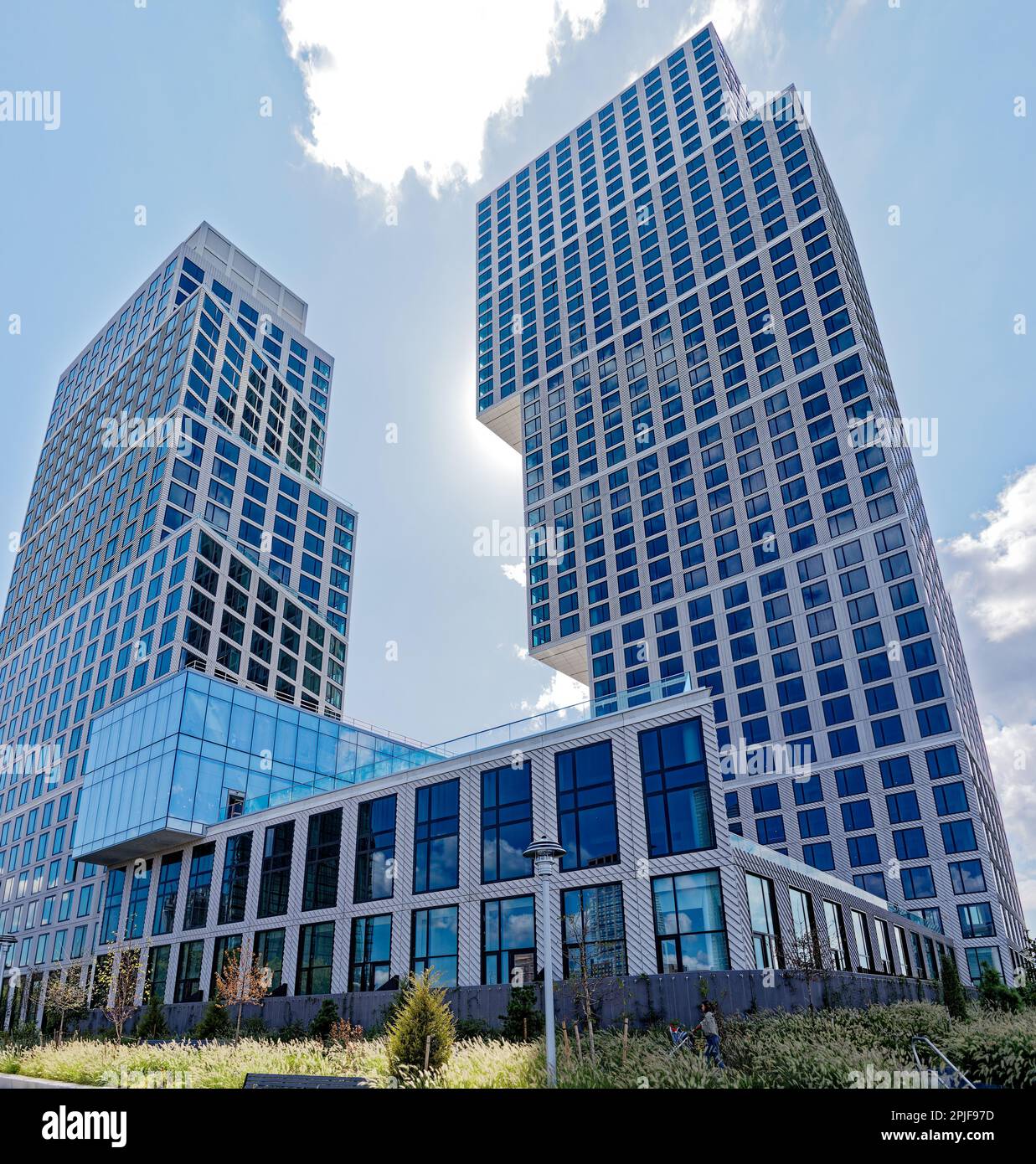 Eagle + West: Interlocking cantilevers and setbacks in white concrete ...