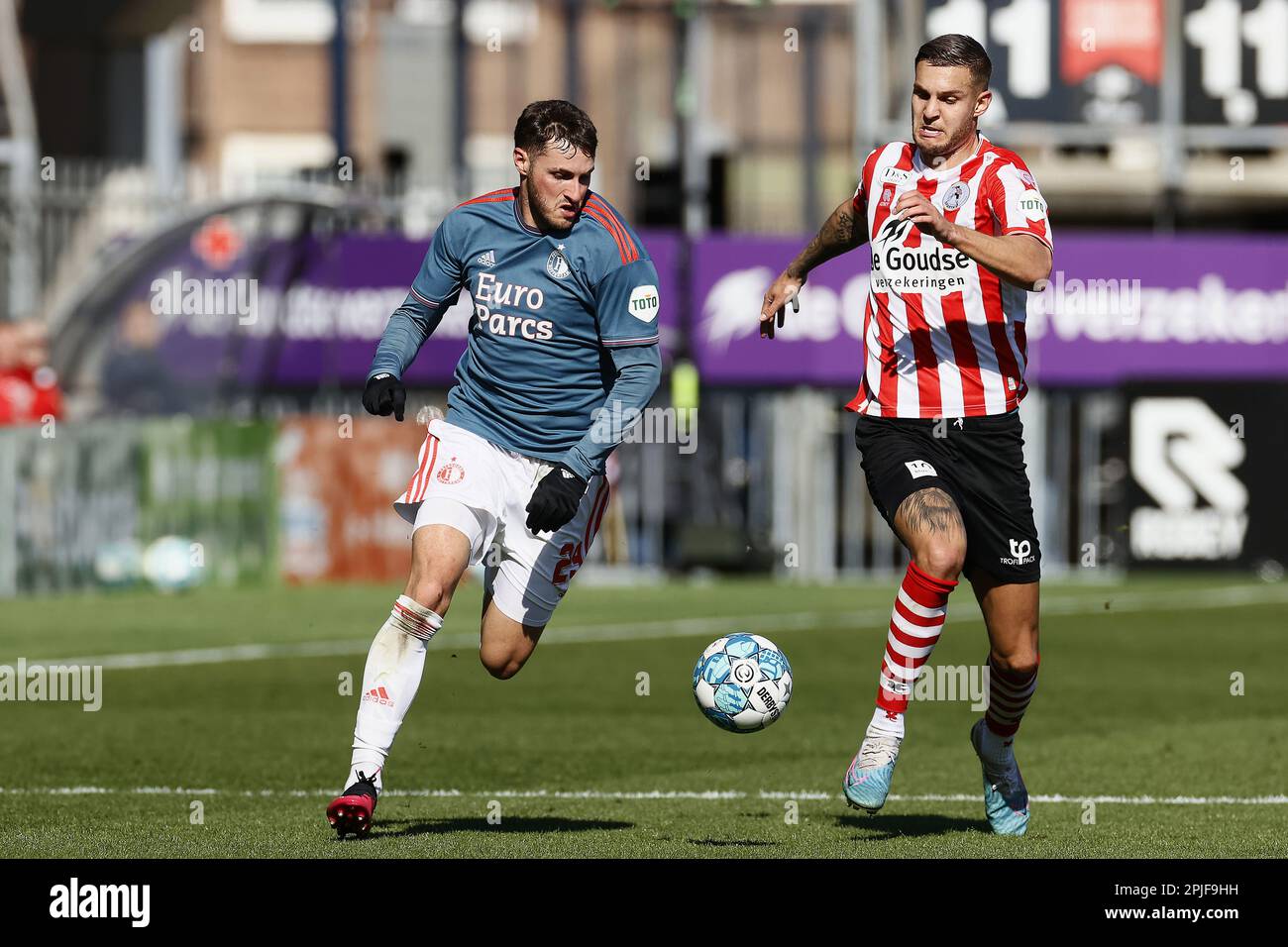 ROTTERDAM - (lr) Santiago Gimenez of Feyenoord, Mike Eerdhuijzen of ...
