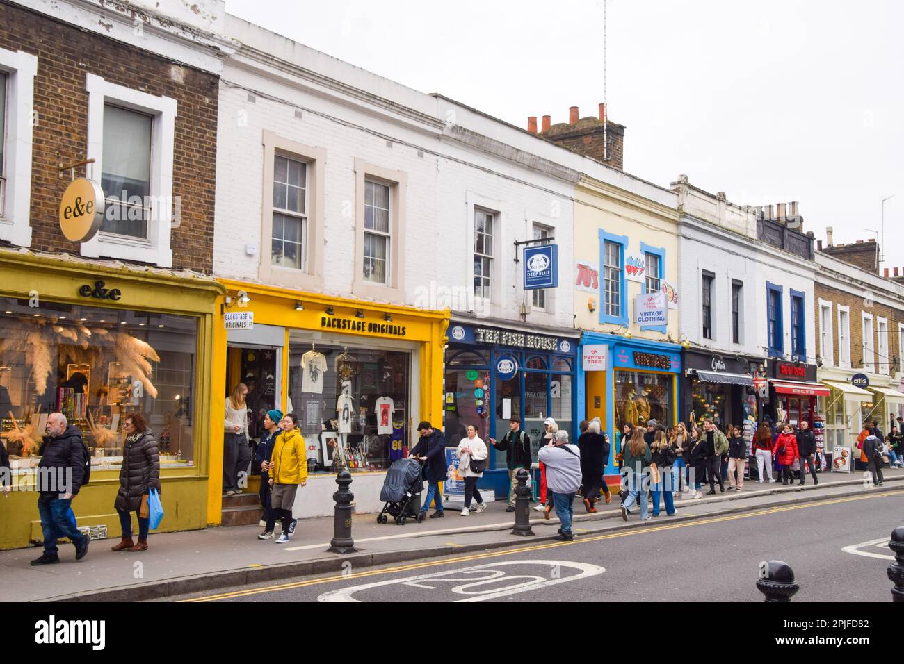 London, UK. 1st April 2023. Busy shopping street in Notting Hill Stock ...