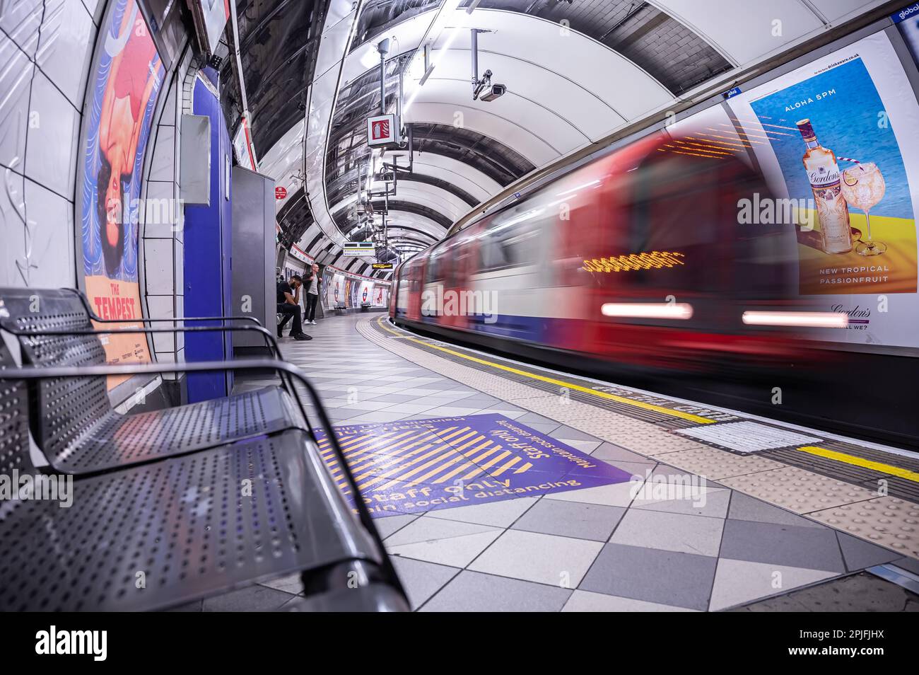 London underground night carriage hi-res stock photography and images ...