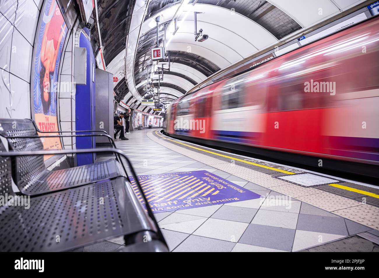 London underground night carriage hi-res stock photography and images ...