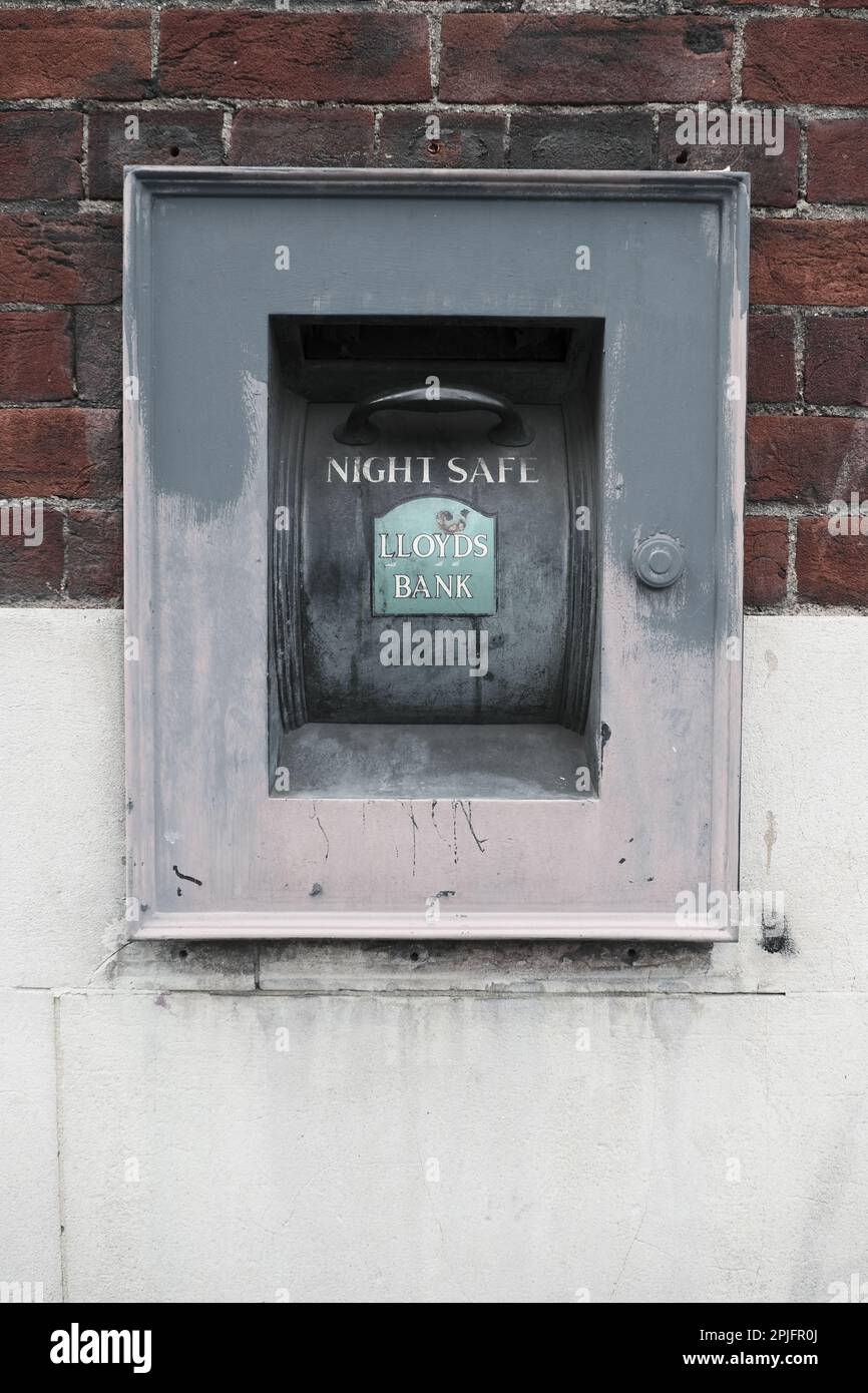 Bank wall night safe hi-res stock photography and images - Alamy