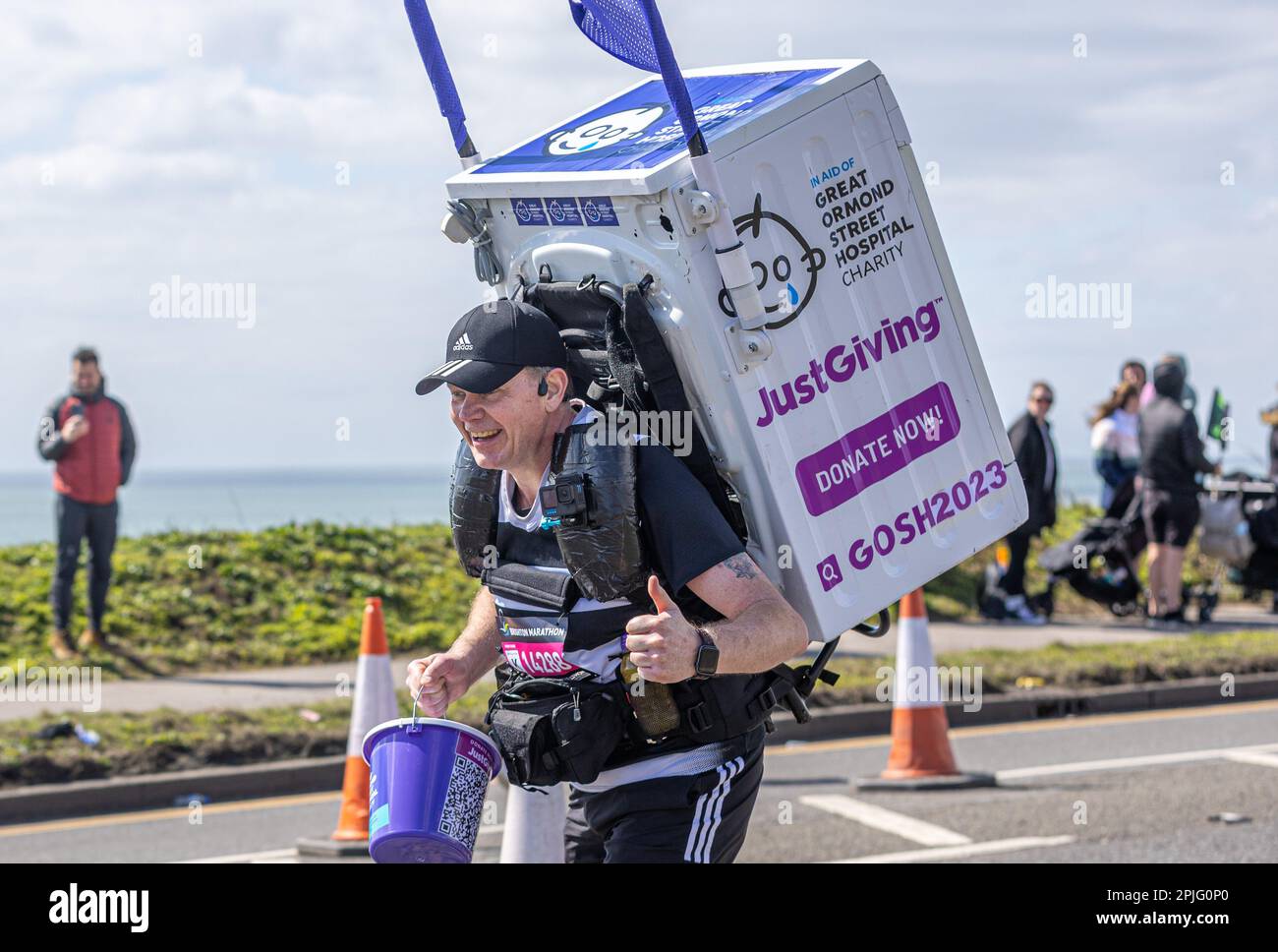 A man ran the 26 mile Brighton marathon carrying a washing machine on ...
