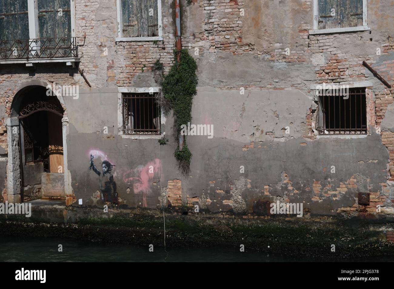 Banksy painting hi-res stock photography and images - Alamy