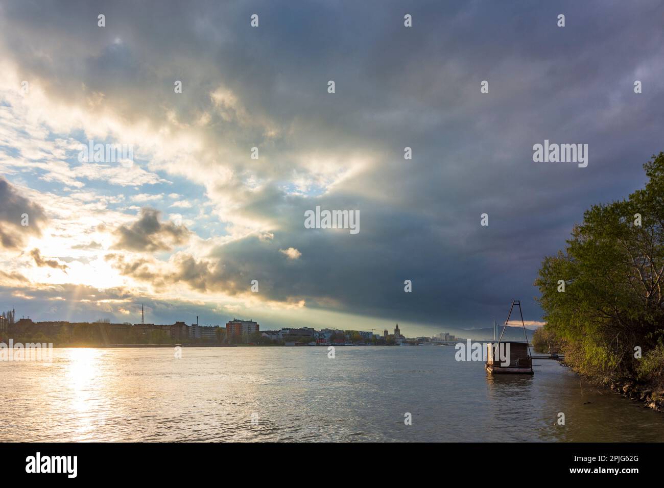 Wien, Vienna: river Donau (Danube), high-rise Millennium Tower, bridge ...