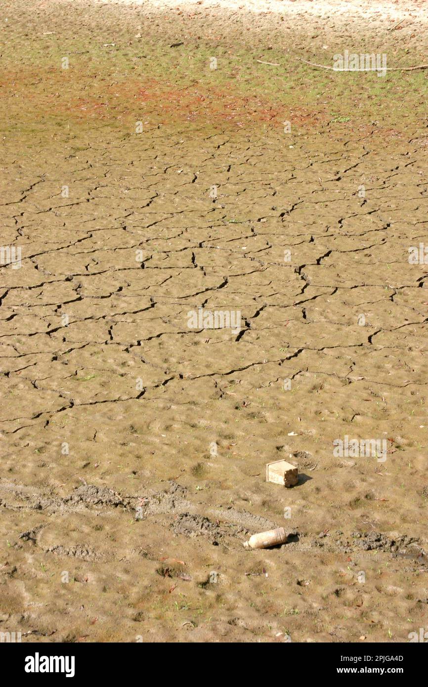 Dried up lakebed Stock Photo - Alamy