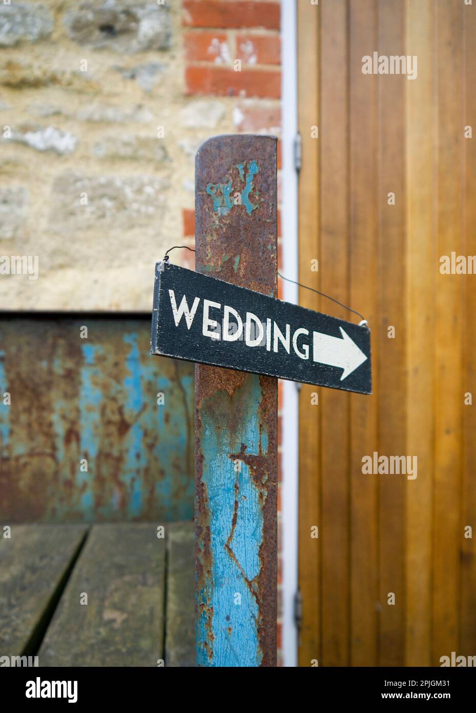 Directional sign at a wedding venue Stock Photo - Alamy