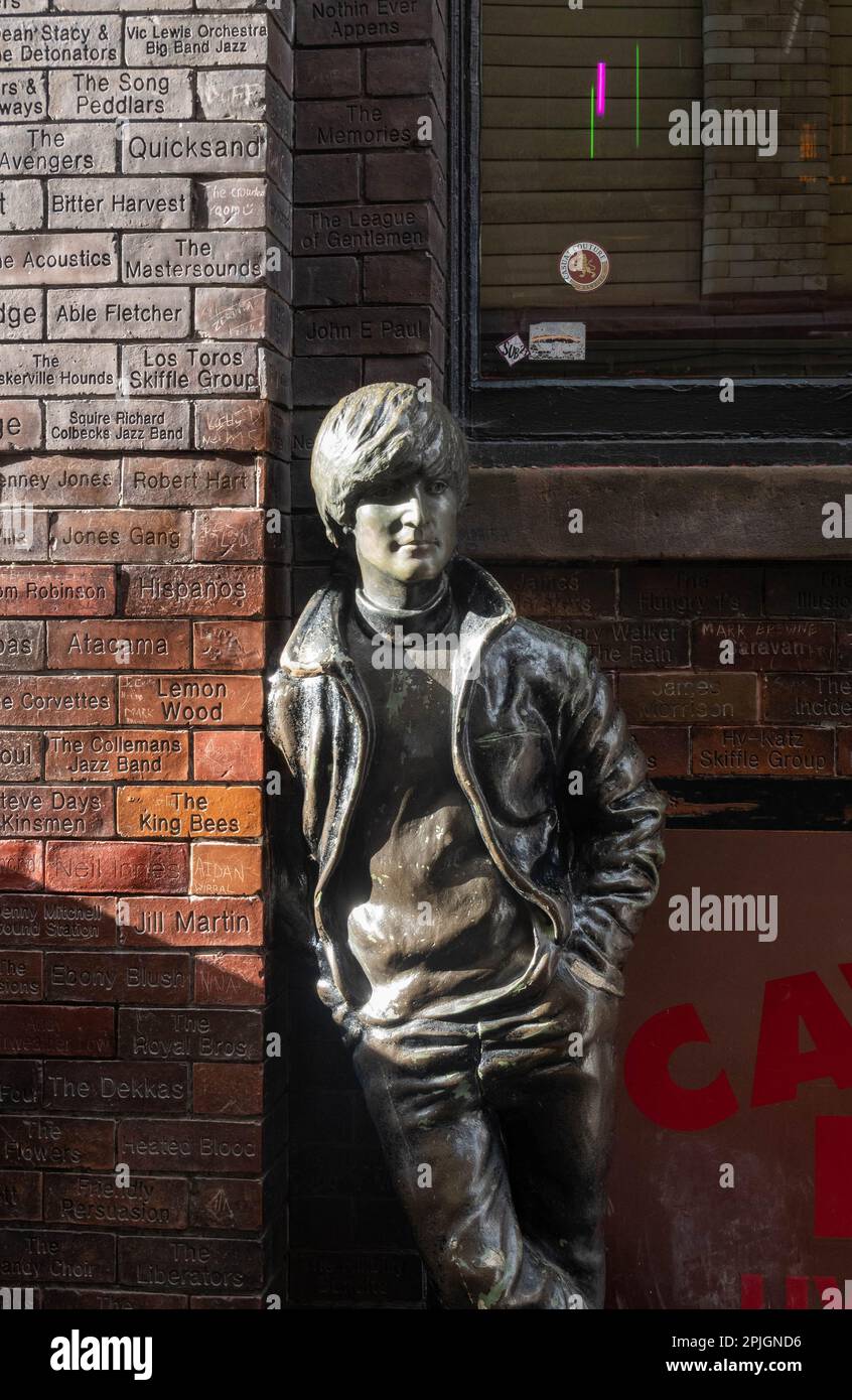 John Lennon statue on Mathew Street in Liverpool Stock Photo - Alamy