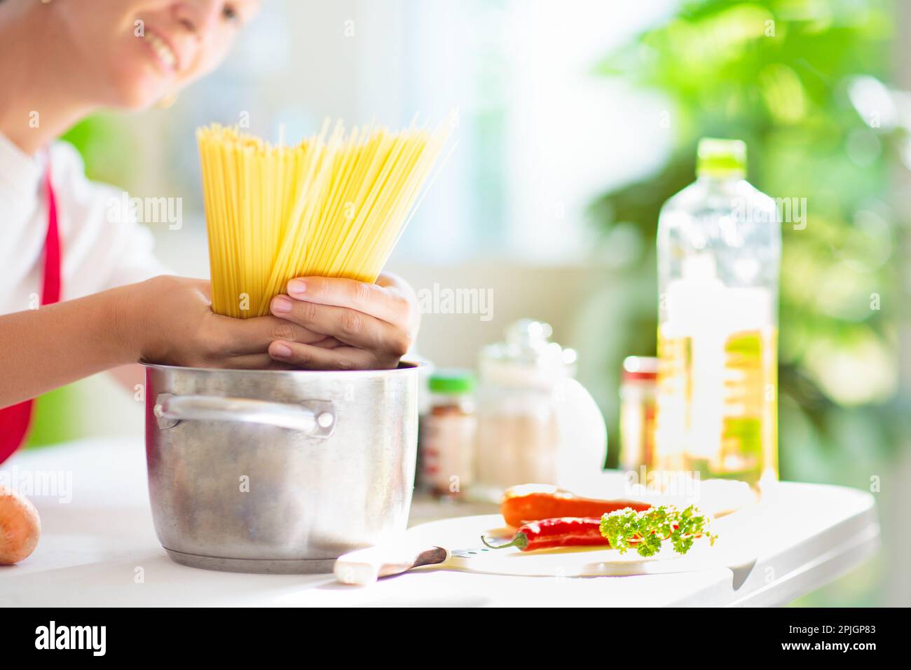 Eat noodles family hi-res stock photography and images - Alamy