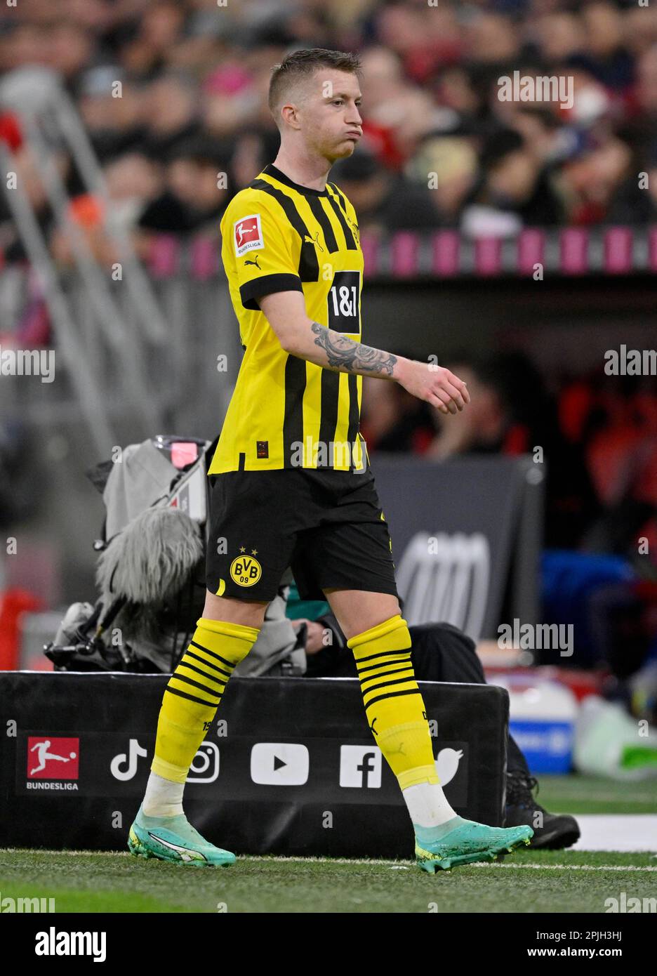 Marco Reus Borussia Dortmund BVB (11) leaves the pitch disappointed, German Classico FC Bayern ...