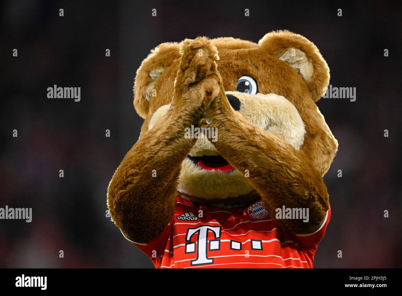 Mascot Berni FC Bayern Muenchen (12) applauds, gesture, German Classico ...