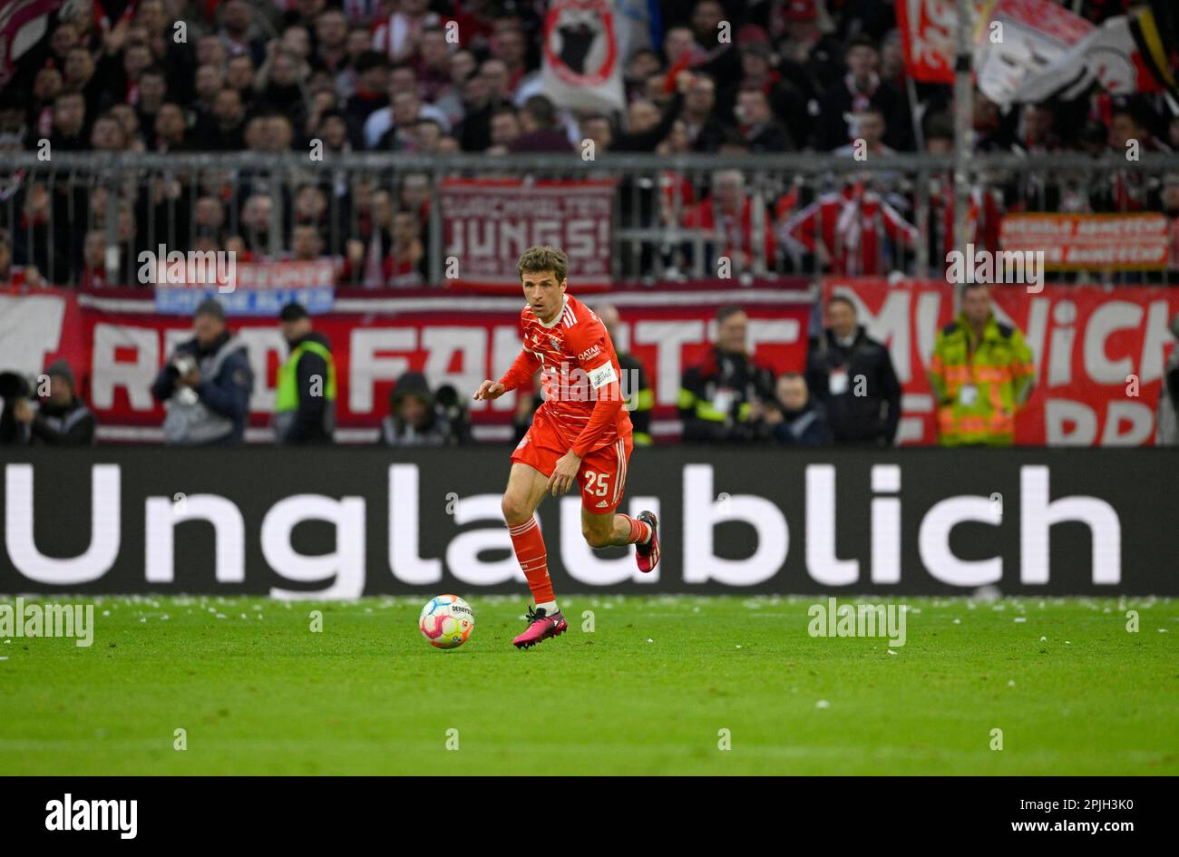Thomas Mueller FC Bayern Munich (25) on the ball, in front of perimeter ...