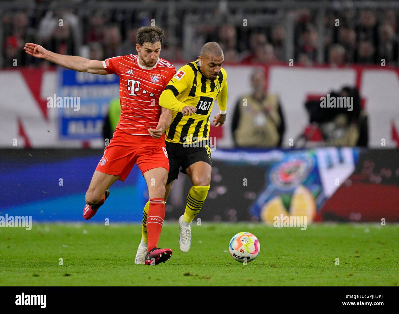 Leon Goretzka FC Bayern Muenchen FCB (08) vs Donyell Malen Borussia ...
