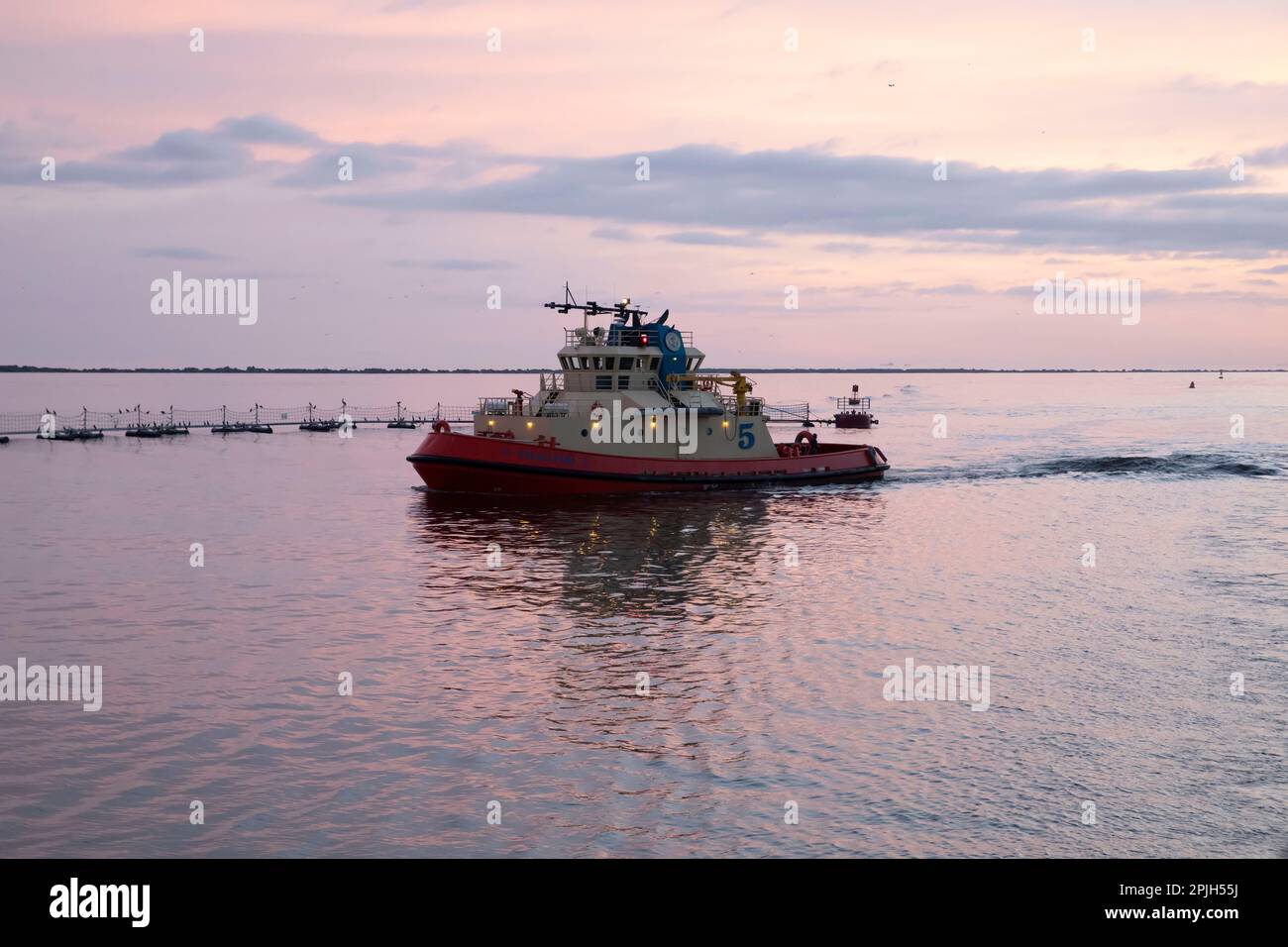 Tug underway in port hi-res stock photography and images - Alamy