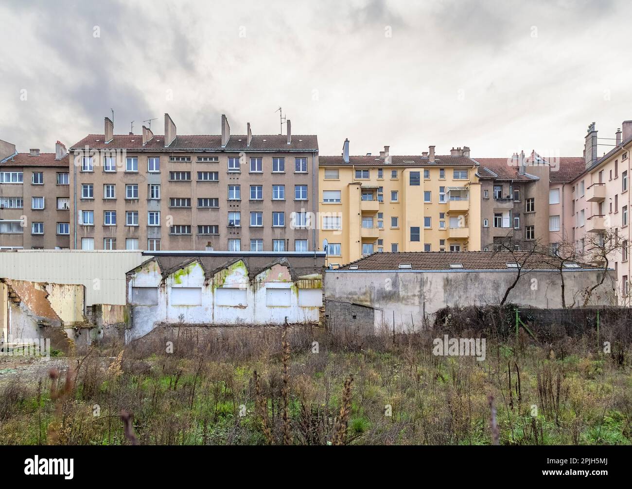 Rundown apartment building hi-res stock photography and images - Alamy