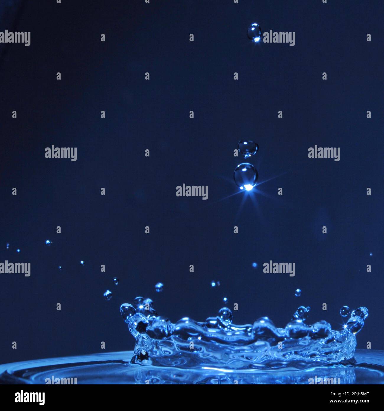 Falling drop of water Stock Photo - Alamy