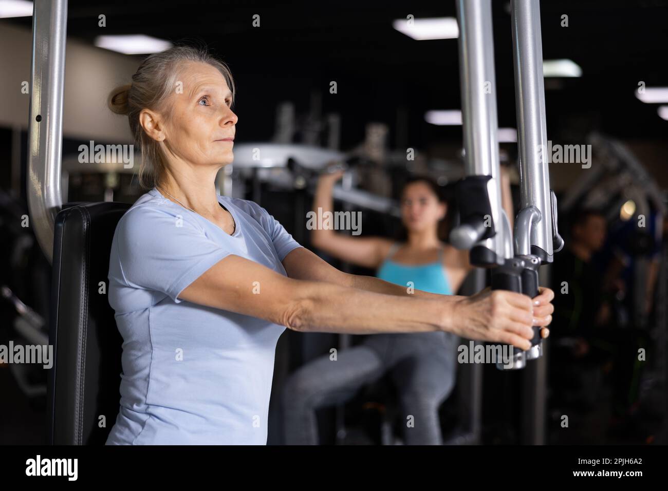 Woman pec deck machine hi-res stock photography and images - Alamy