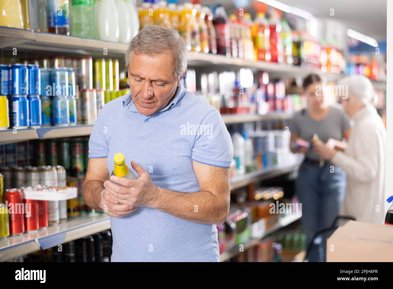 Choosing drink can shop hi-res stock photography and images - Alamy