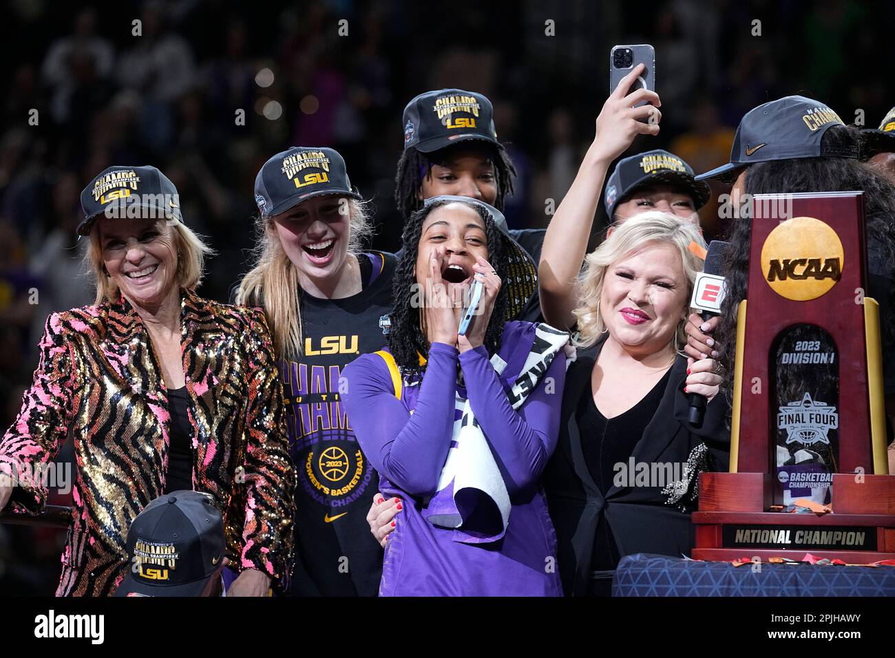 LSU head coach Kim Mulkey and players celebrate after the NCAA Women's ...