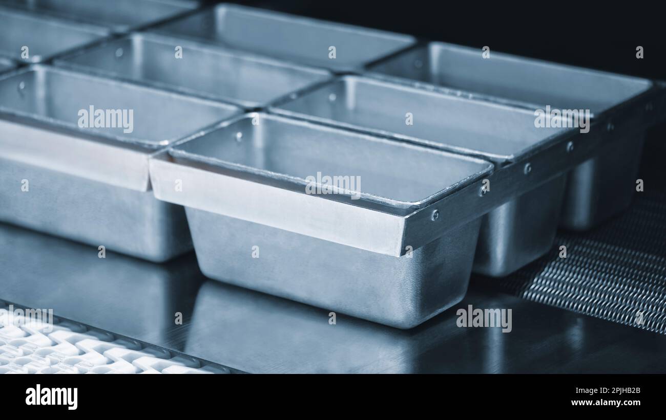 industrial production of bakery products on an assembly line - technology and machinery in the ...