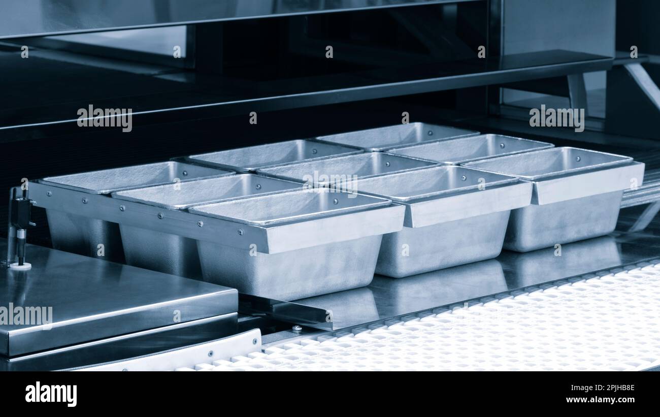 industrial production of bakery products on an assembly line - technology and machinery in the ...