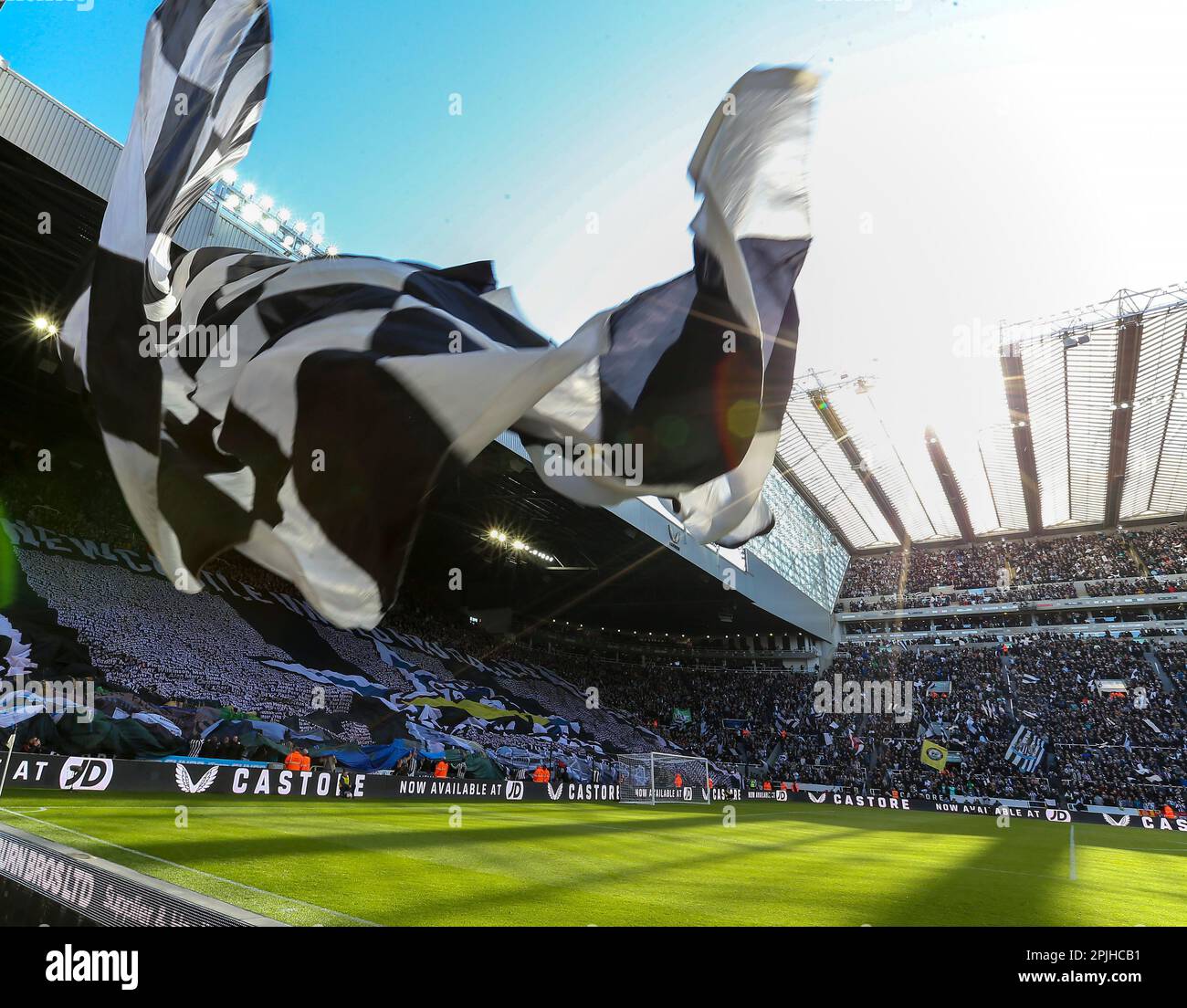 Manchester united fans wave flags hi-res stock photography and images ...