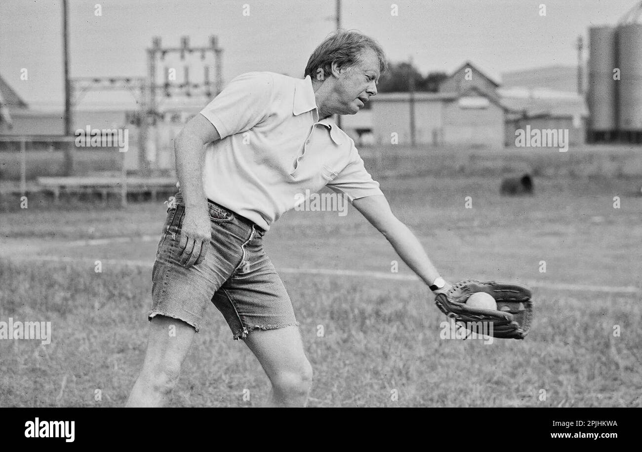 President Jimmy Carter, VP Walter Mondale and teams play softball in ...
