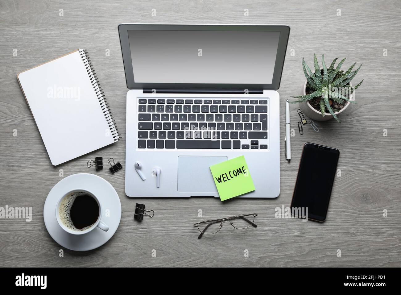 Welcome note on table hi-res stock photography and images - Alamy